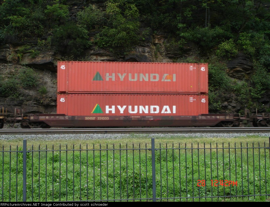 BNSF 231333B Double Stackcar w/2 HYUNDAI Containers EB